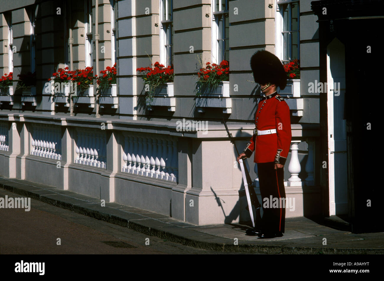 STANDING SENTRY GUARDSMAN CLARENCE HOUSE LONDON ENGLAND UK Stock Photo ...