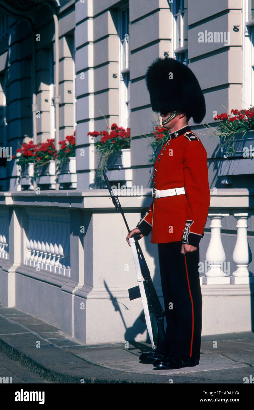 STANDING SENTRY GUARDSMAN CLARENCE HOUSE LONDON ENGLAND UK Stock Photo ...
