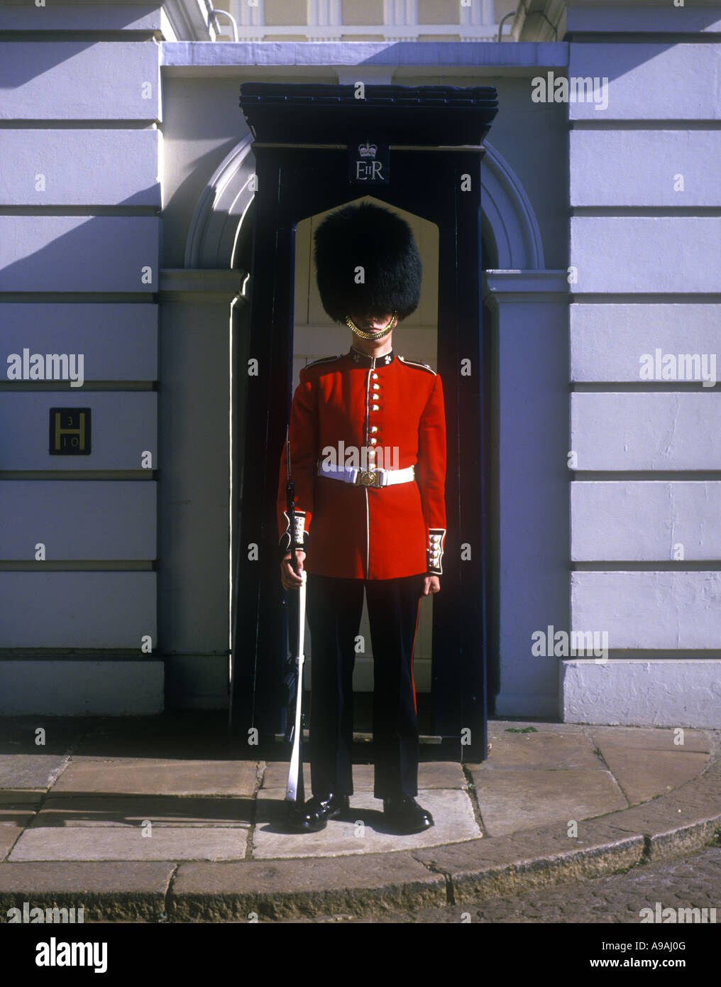 STANDING SENTRY GUARDSMAN CLARENCE HOUSE LONDON ENGLAND UK Stock Photo ...