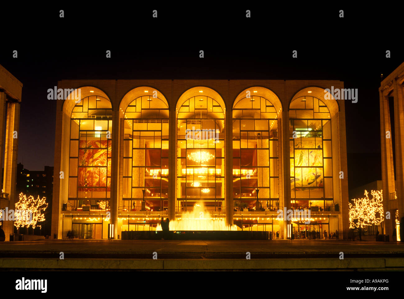 METROPOLITAN OPERA HOUSE (©WALLACE HARRISON 1966) MAIN PLAZA LINCOLN ...
