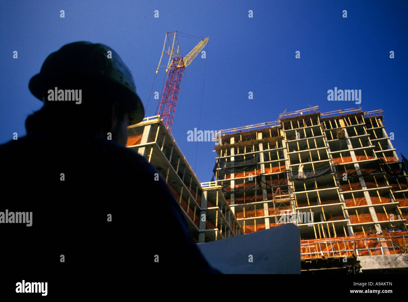WORKER AT URBAN COMMERCIAL BUILDING CONSTRUCTION SITE Stock Photo - Alamy