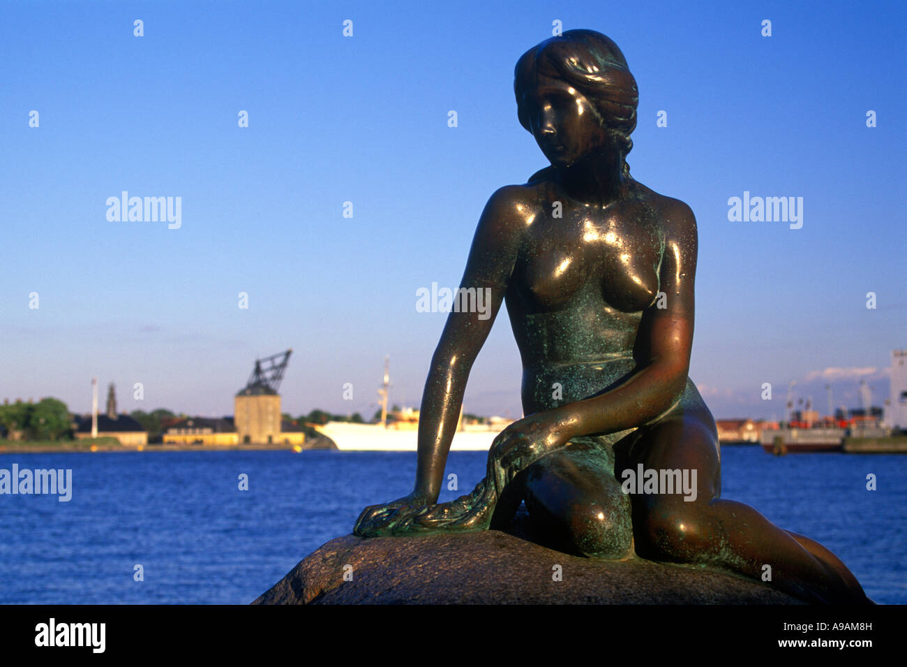 LITTLE MERMAID BRONZE SCULPTURE (©EDVARD ERIKSEN 1913) LANGELINIE PROMENADE COPENHAGEN DENMARK ...