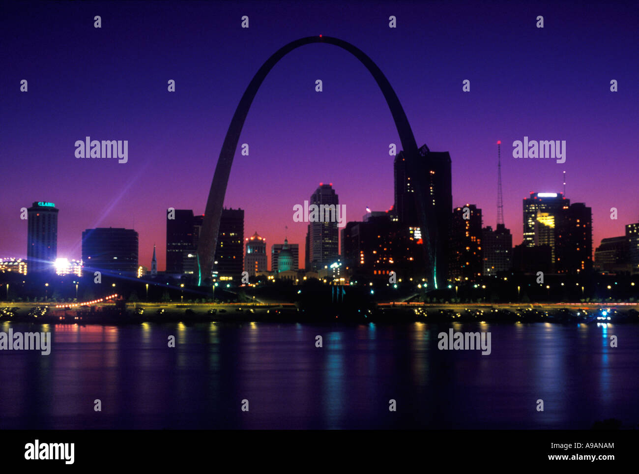 GATEWAY TO THE WEST ARCH AND DOWNTOWN SKYLINE ST LOUIS MISSISSIPPI ...