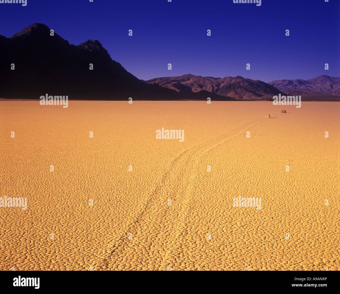 SCENIC MOVING ROCKS THE RACETRACK DEATH VALLEY NATIONAL PARK CALIFORNIA ...