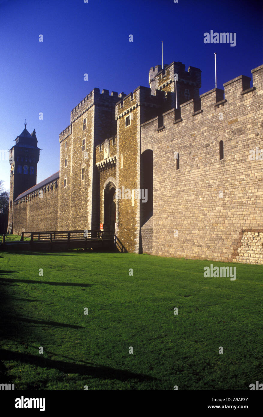 CASTLE WALLS AND CLOCK TOWER CARDIFF CAERDYDD CASTLE GLAMORGAN SOUTH WALES UK Stock Photo - Alamy