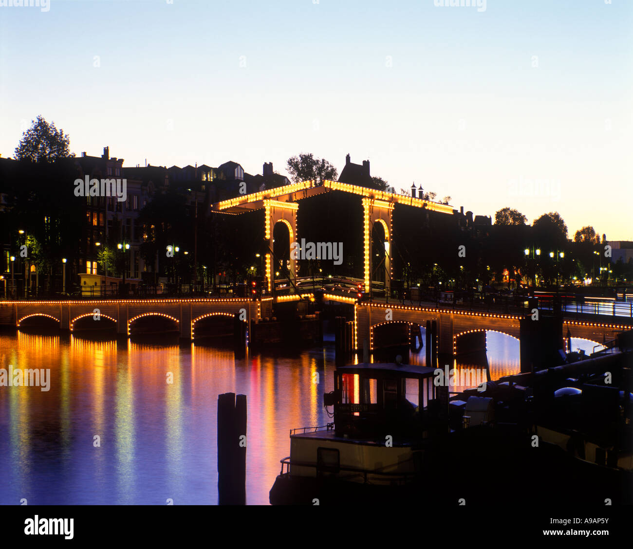 MAGERE BRUG SKINNY BRIDGE AMSTEL CANAL AMSTERDAM HOLLAND Stock Photo ...