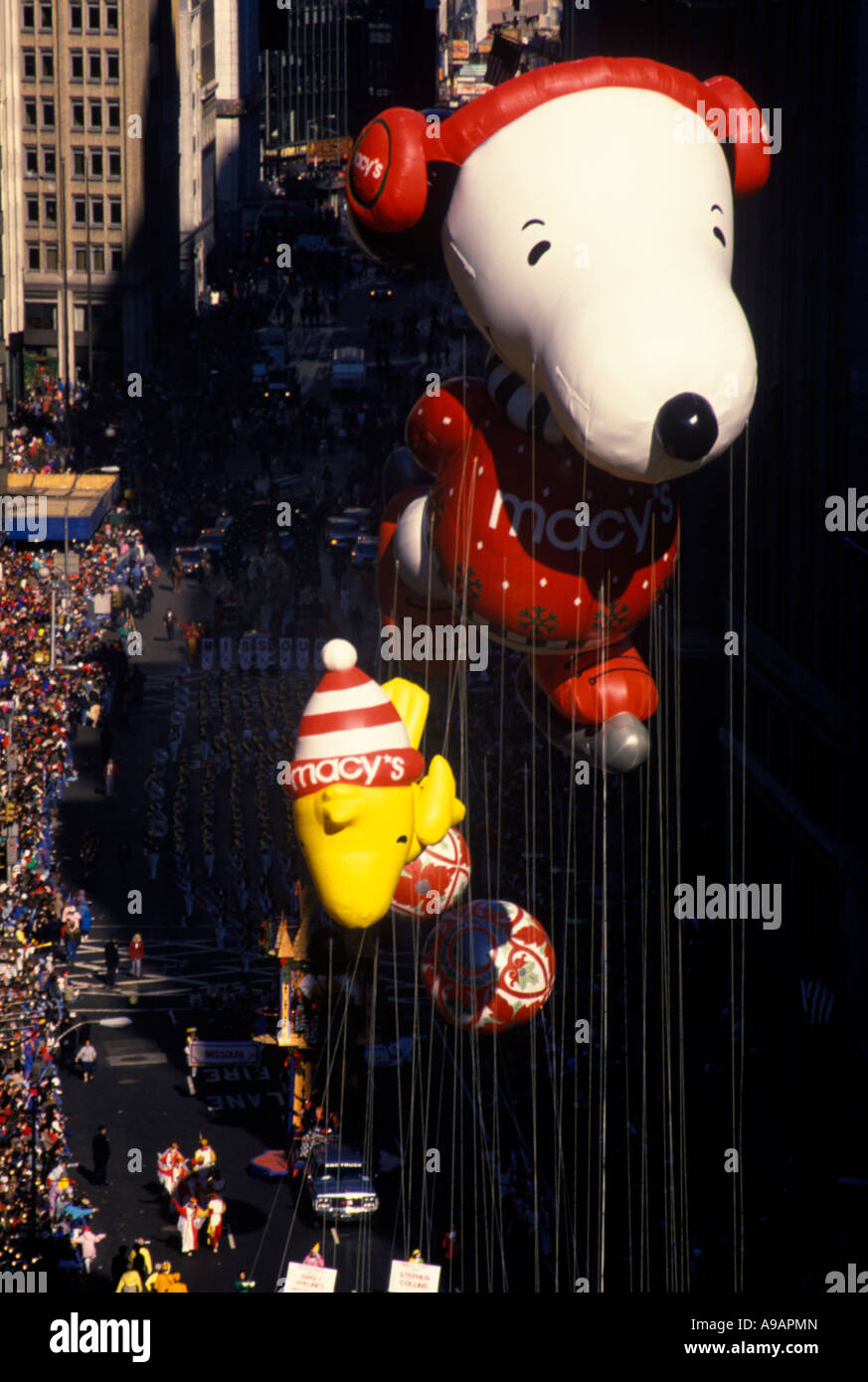 SNOOPY BALLOON (©CHARLES M SCHULZ 1950) MACY THANKSGIVING DAY PARADE ...