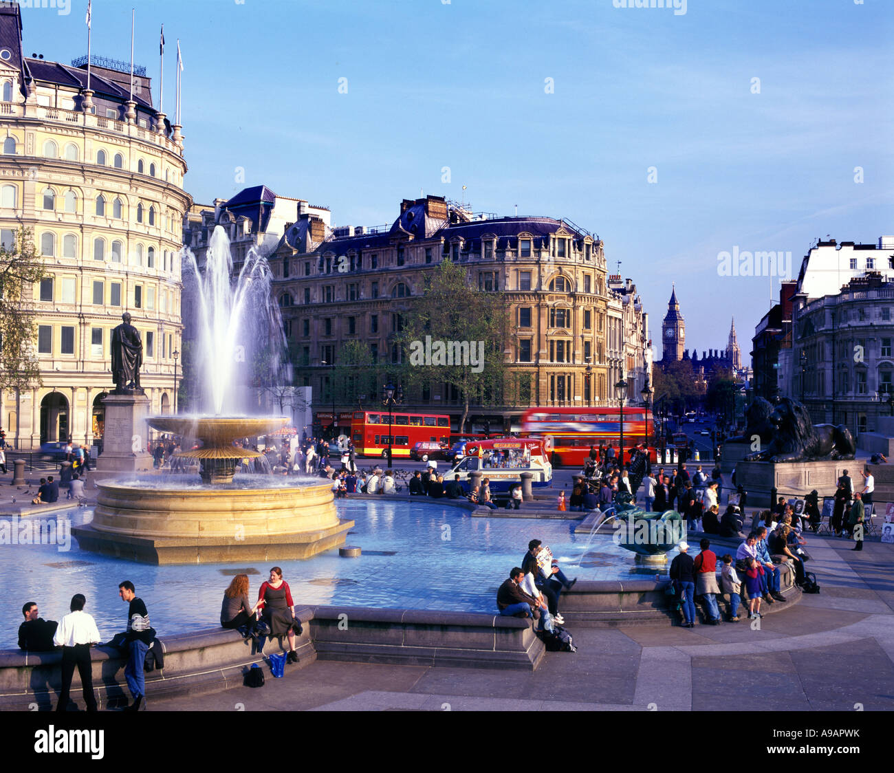 Trafalgar square scene hi-res stock photography and images - Alamy