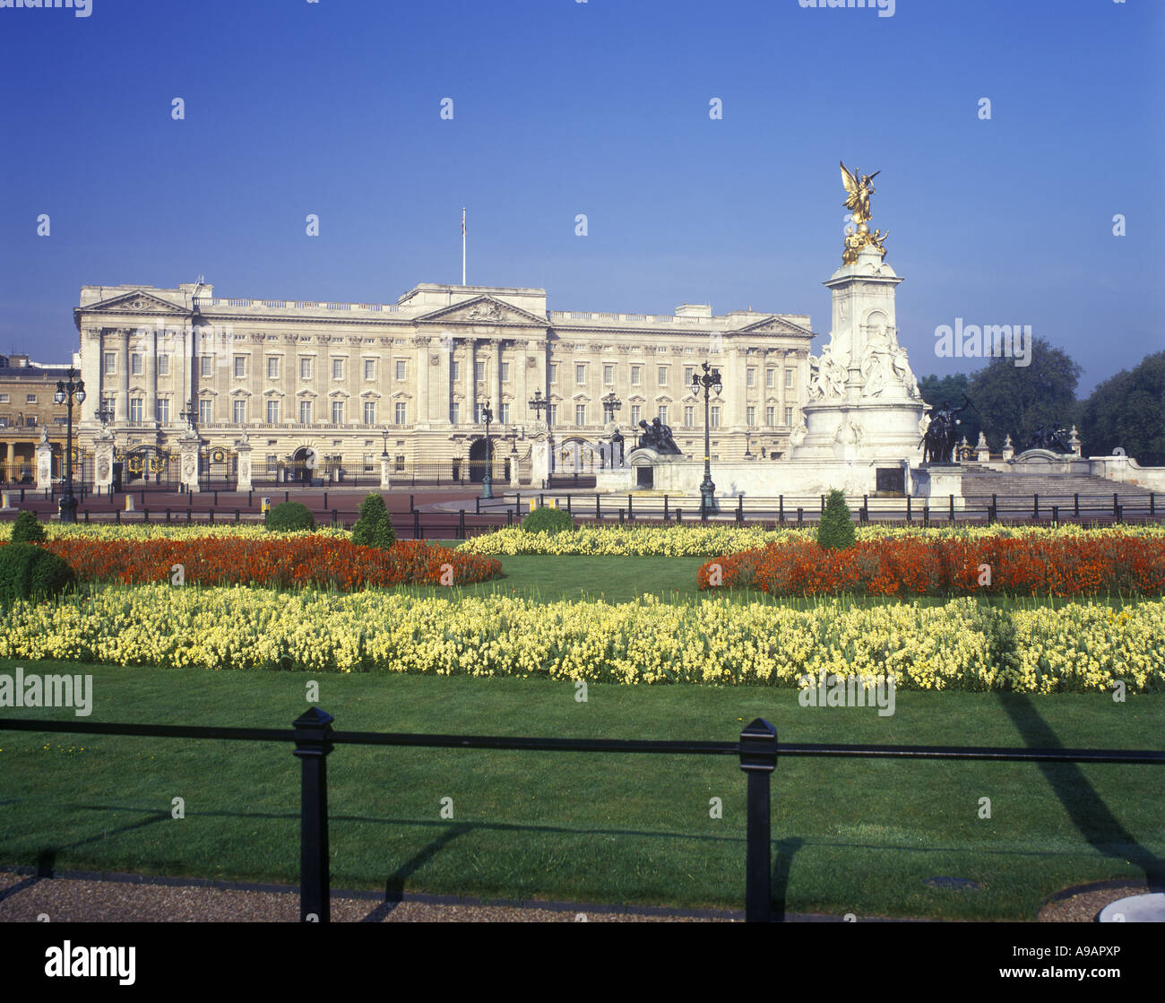 Buckingham gardens hi-res stock photography and images - Alamy