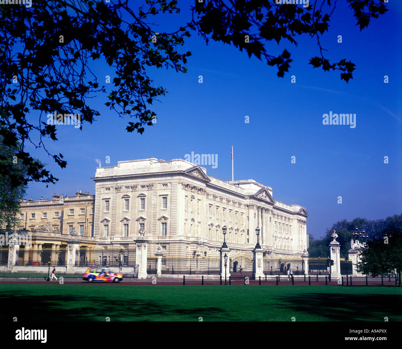 BUCKINGHAM PALACE LONDON ENGLAND UK Stock Photo - Alamy