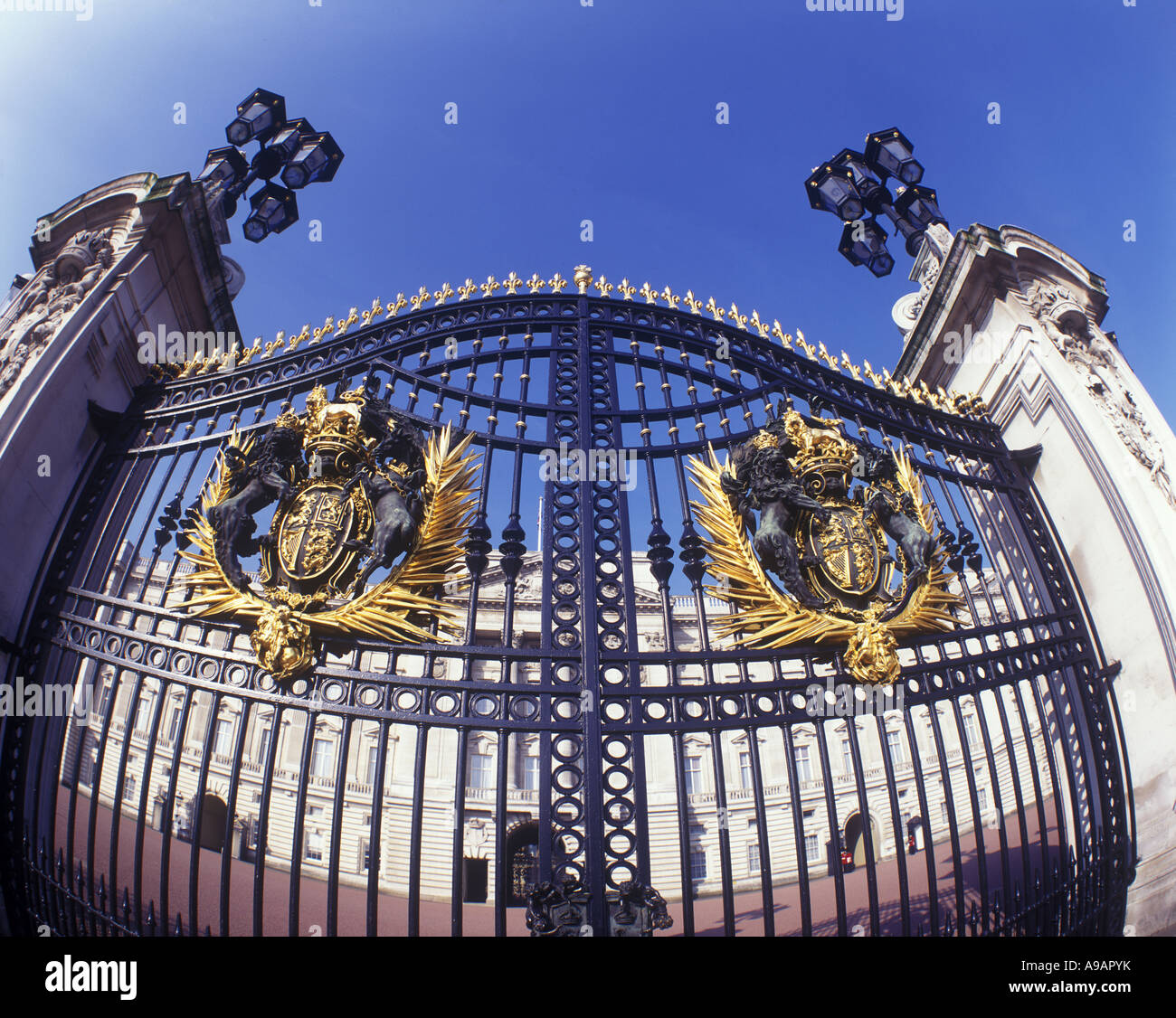 ENTRANCE GATE BUCKINGHAM PALACE LONDON ENGLAND UK Stock Photo - Alamy