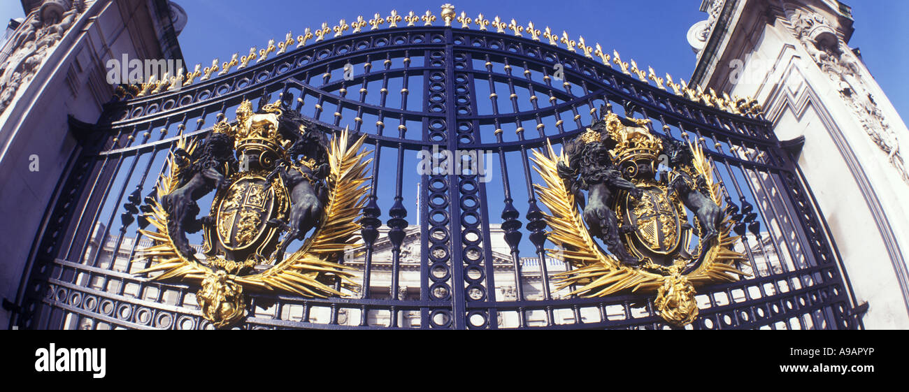ENTRANCE GATE BUCKINGHAM PALACE LONDON ENGLAND UK Stock Photo - Alamy