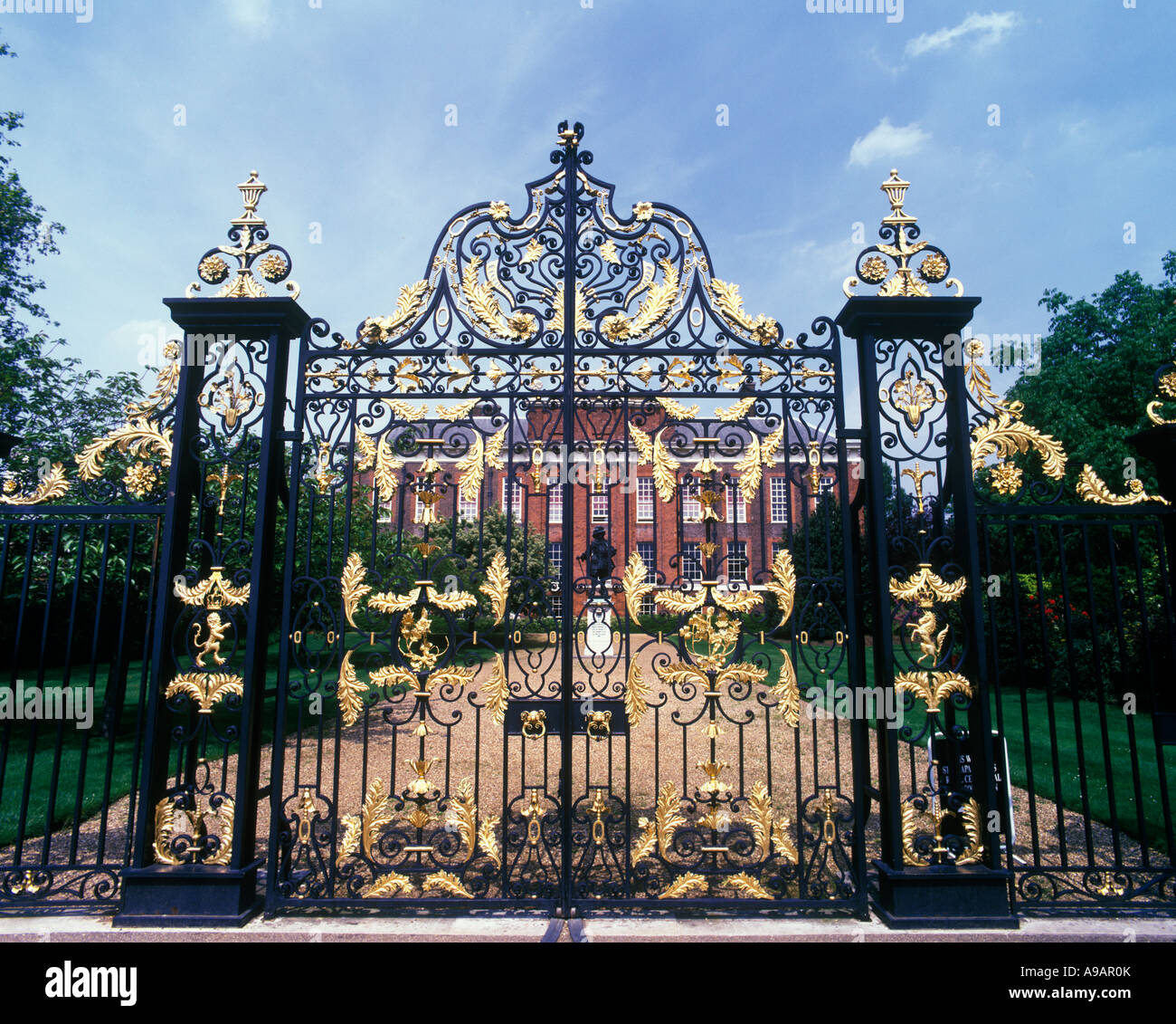 ENTRANCE GATE KENSINGTON PALACE LONDON ENGLAND UK Stock Photo - Alamy