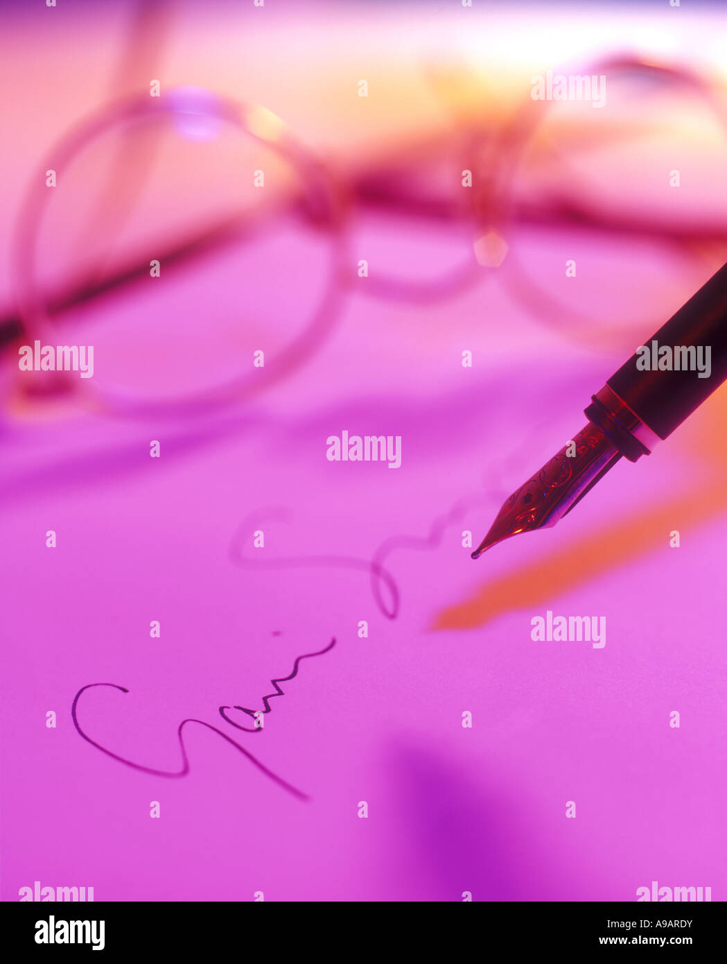 PEN SIGNATURE ON PAPER DOCUMENT Stock Photo - Alamy