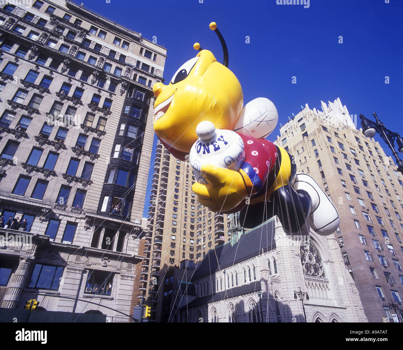 Buzz honey nut cheerios bee hi-res stock photography and images - Alamy