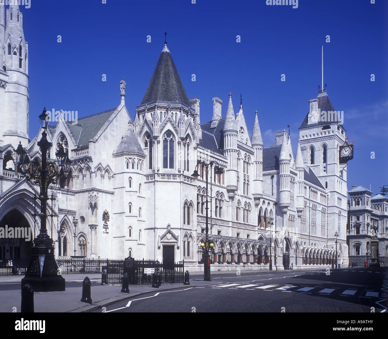 The royal courts of justice strand hi-res stock photography and images ...