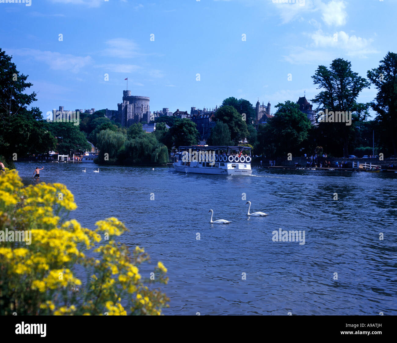 RIVER THAMES WINDSOR CASTLE WINDSOR BERKSHIRE ENGLAND UK Stock Photo ...