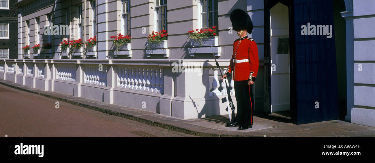 STANDING SENTRY GUARDSMAN CLARENCE HOUSE LONDON ENGLAND UK Stock Photo ...