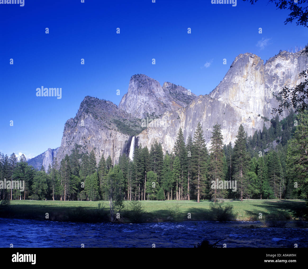 MERCED RIVER CATHEDRAL ROCKS YOSEMITE NATIONAL PARK CALIFORNIA USA ...