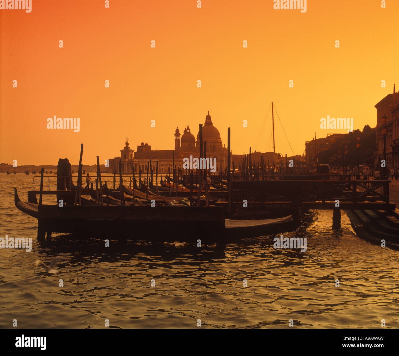 Gondolas silhouetted hi-res stock photography and images - Alamy