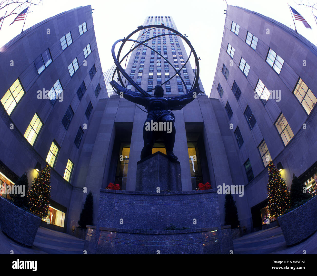 CHRISTMAS ATLAS STATUE (©LEE LAWRIE 1937) ROCKEFELLER CENTER (©RAYMOND ...
