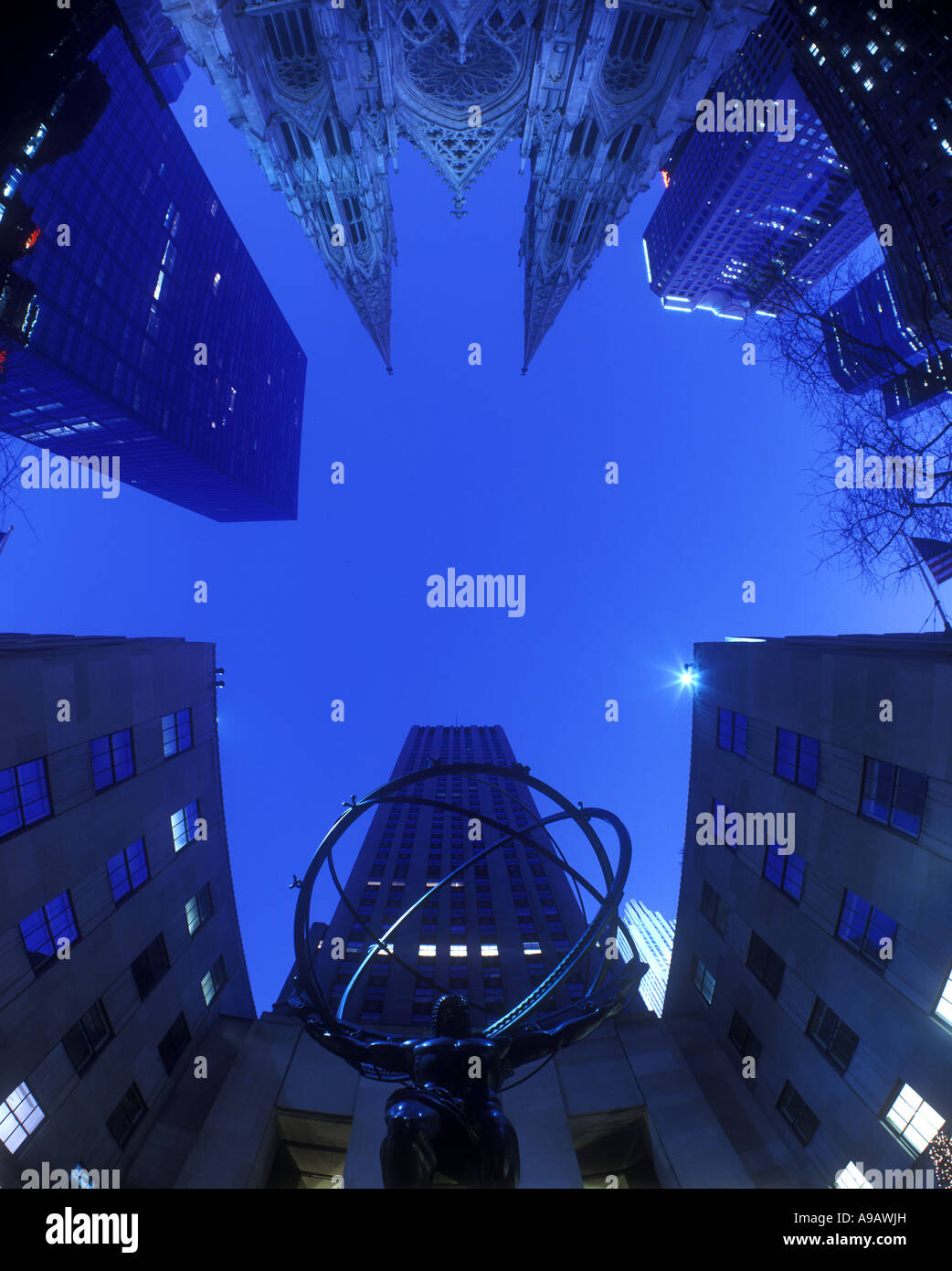 ATLAS STATUE(©LEE LAWRIE 1937) ROCKEFELLER CENTER (©RAYMOND HOOD 1939 ...