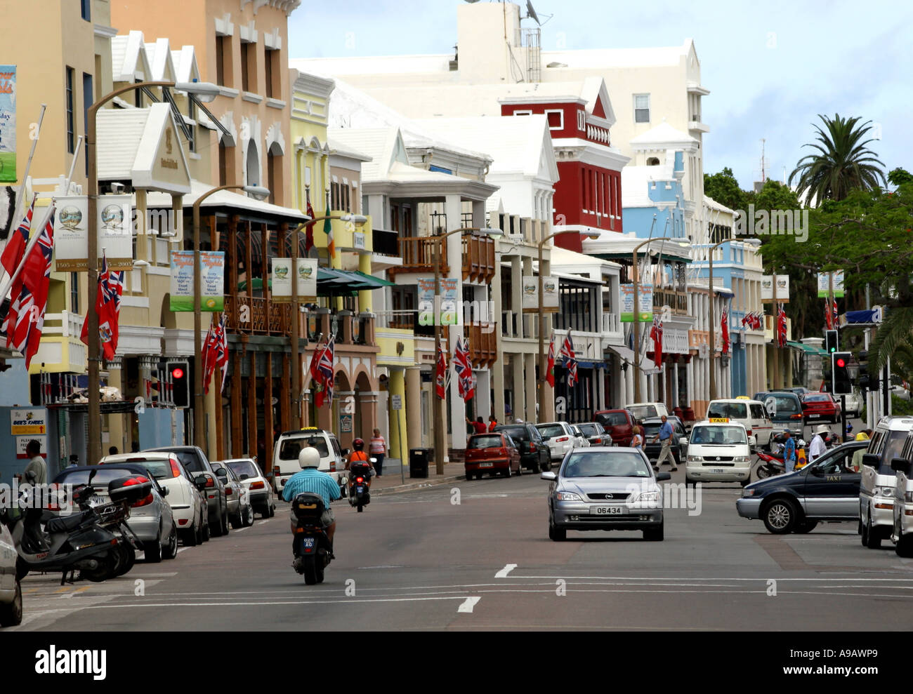 Hamilton bermuda front street shopping hi-res stock photography and ...