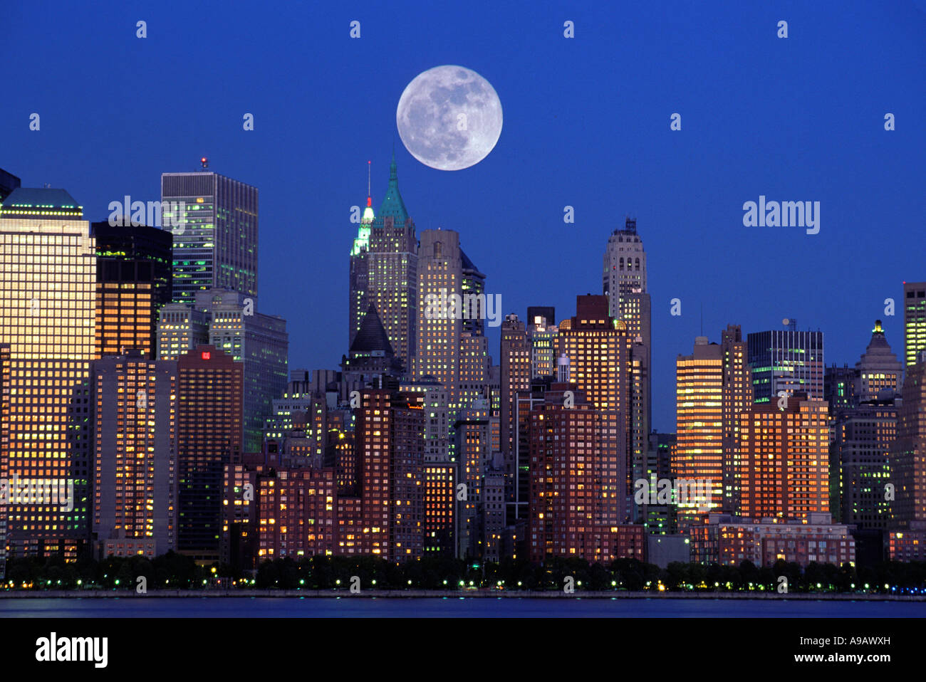 Nyc skyline at moonrise hi-res stock photography and images - Alamy