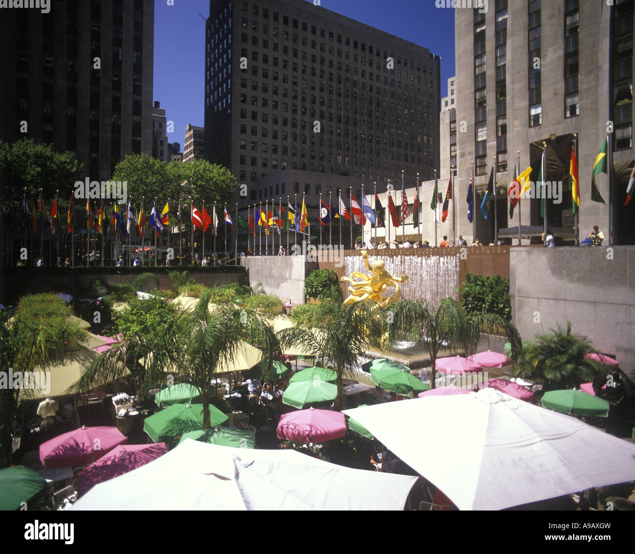 ROCKEFELLER CENTER PLAZA (©RAYMOND HOOD 1939) FIFTH AVENUE MANHATTAN ...