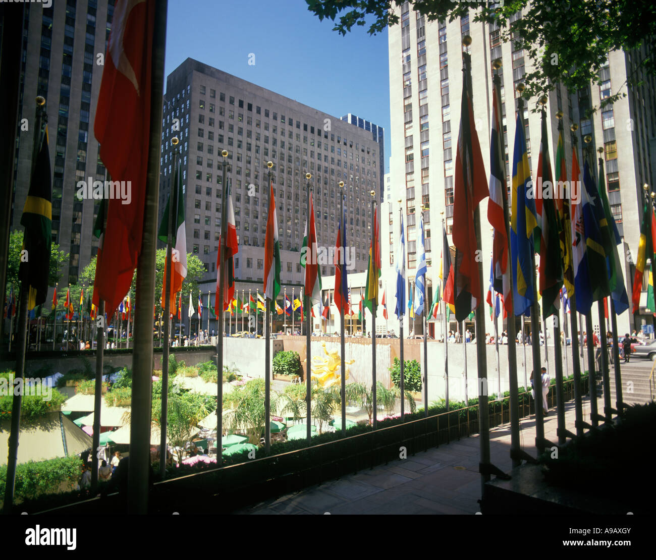 ROCKEFELLER CENTER PLAZA (©RAYMOND HOOD 1939) FIFTH AVENUE MANHATTAN ...