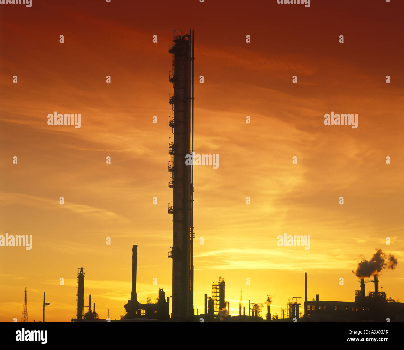 CRACKING TOWER OIL REFINERY Stock Photo - Alamy