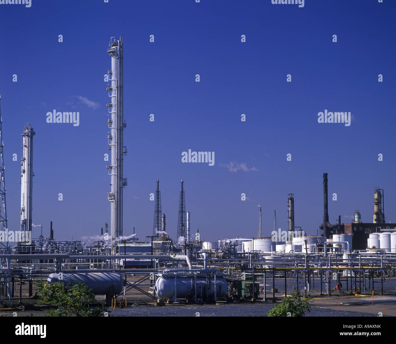 CRACKING TOWER OIL REFINERY Stock Photo - Alamy