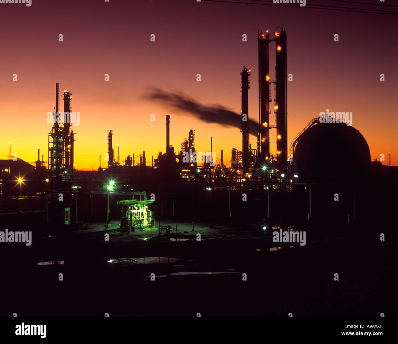 CRACKING TOWERS AND STORAGE TANKS OIL REFINERY Stock Photo - Alamy