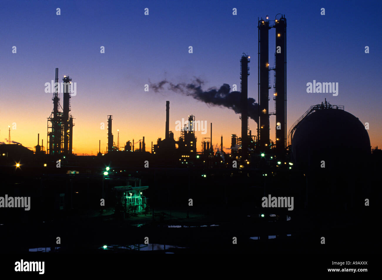 CRACKING TOWERS AND STORAGE TANKS OIL REFINERY Stock Photo - Alamy