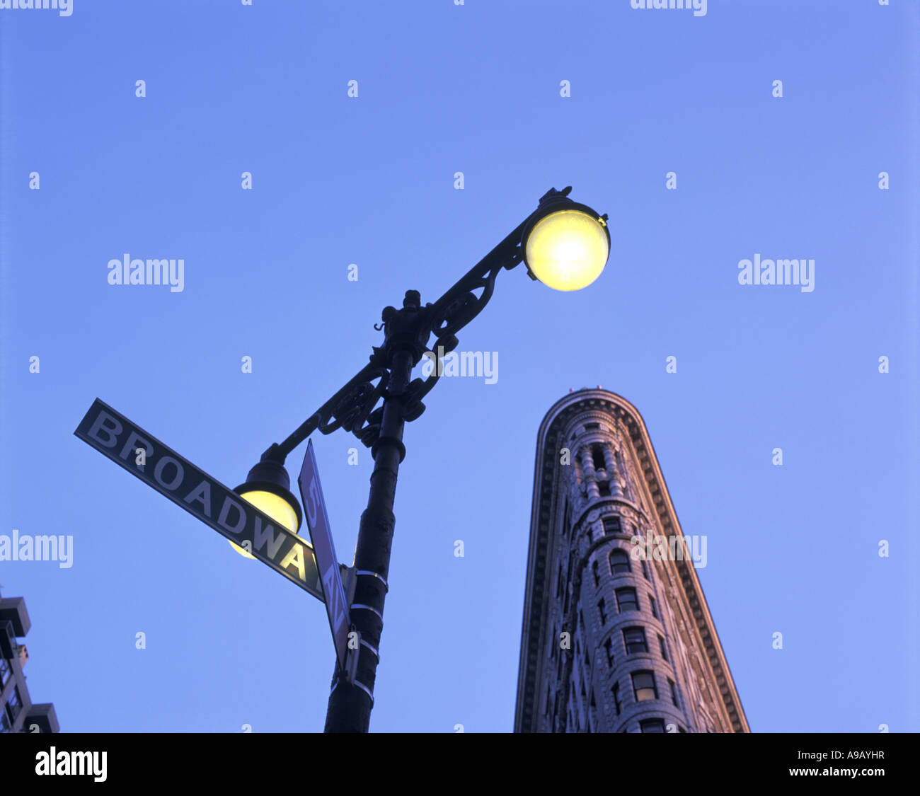LAMP POST BROADWAY SIGN FLATIRON BUILDING (©DANIEL BURNHAM & CO 1902 ...