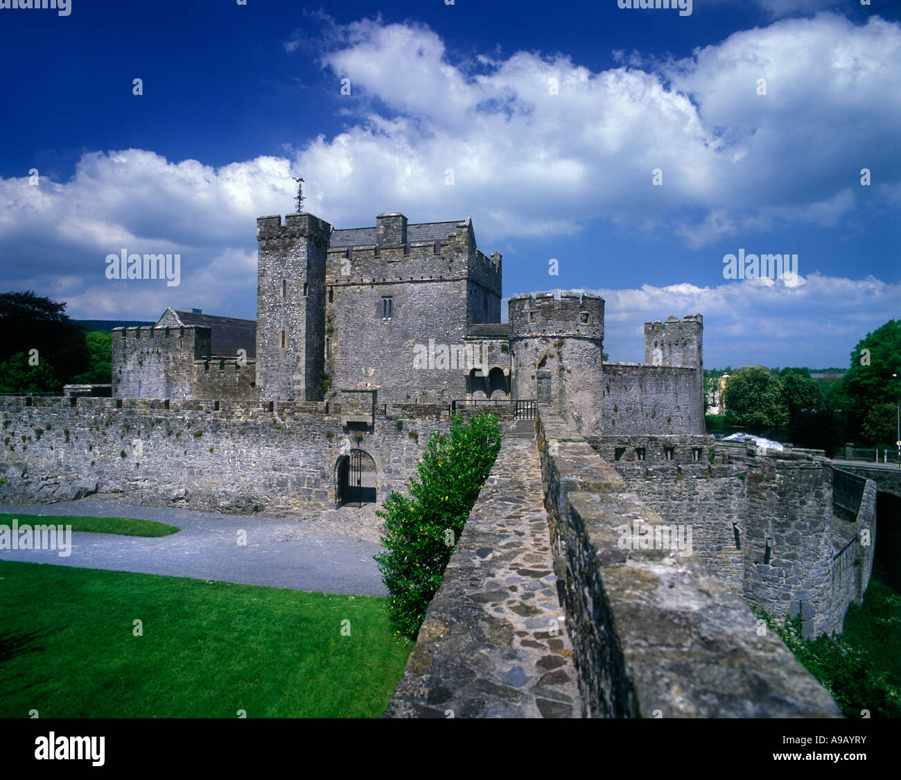 CAHIR CASTLE RAMPARTS COUNTY TIPPERARY IRELAND Stock Photo - Alamy