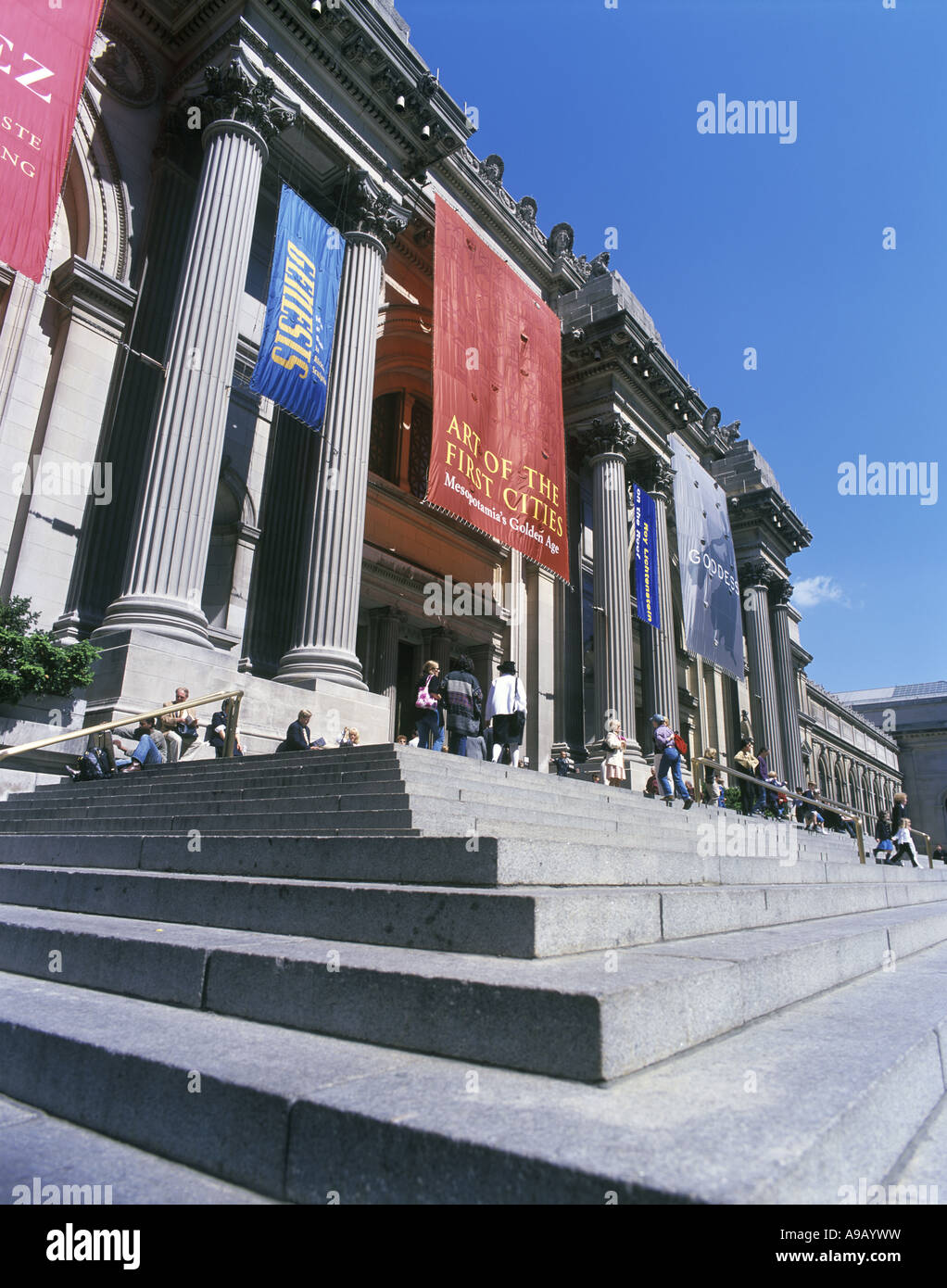 FRONT ENTRANCE STEPS METROPOLITAN MUSEUM OF ART (©RICHARD MORRIS HUNT ...