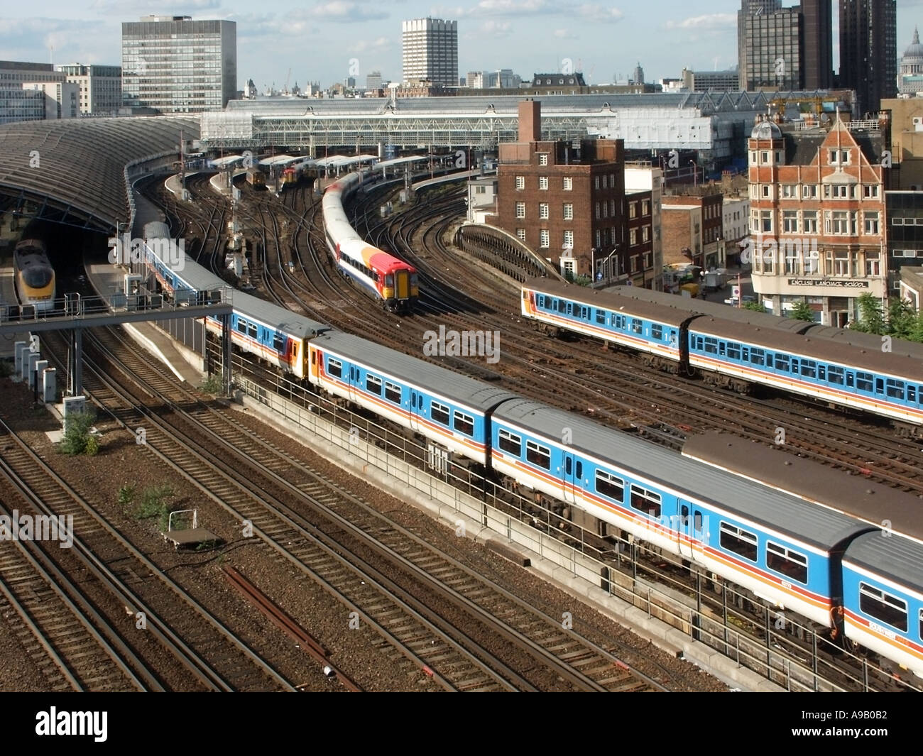 London train track side view hi-res stock photography and images - Alamy