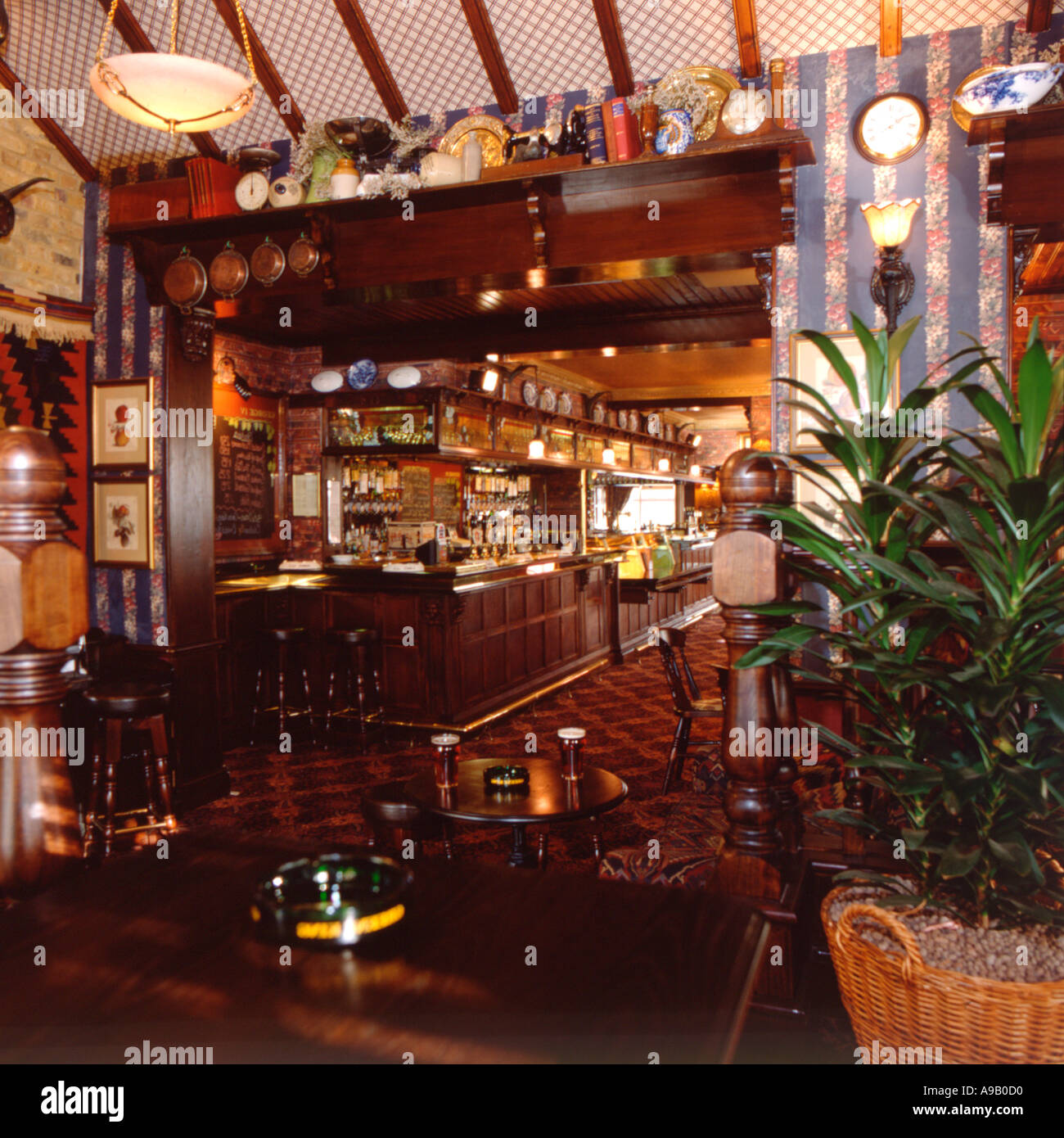 English pub interior Stock Photo - Alamy
