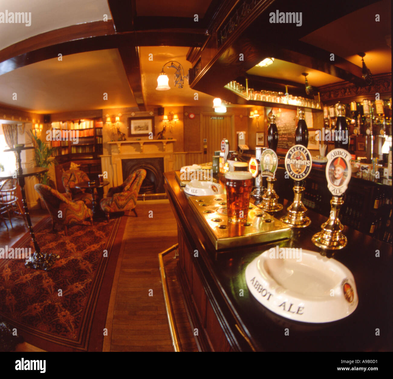 English pub interior Stock Photo - Alamy