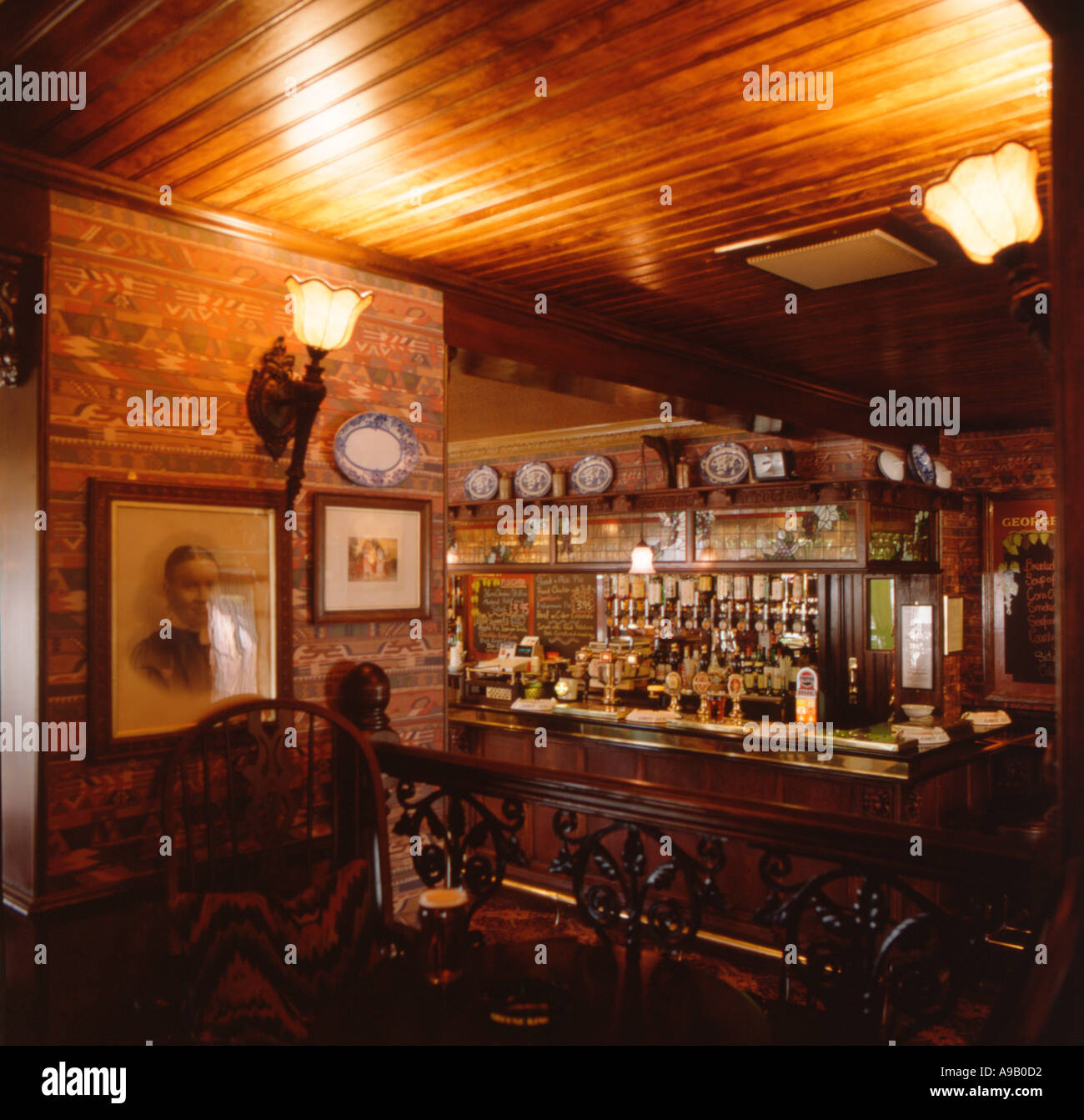 English inn interior hi-res stock photography and images - Alamy