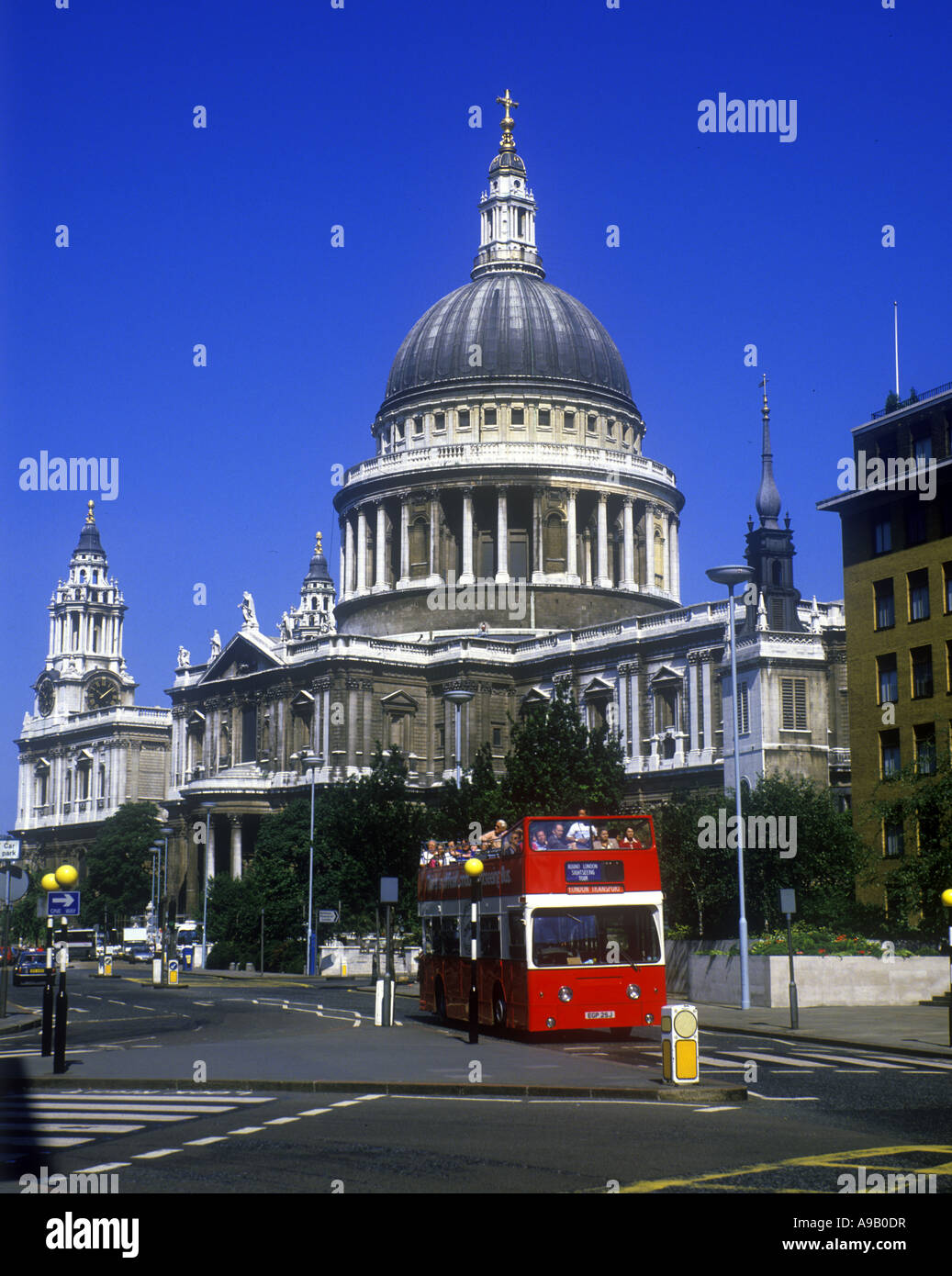 RED OPEN TOP SIGHTSEEING EXCURSION TOUR BUS SAINT PAULS CATHEDRAL ...