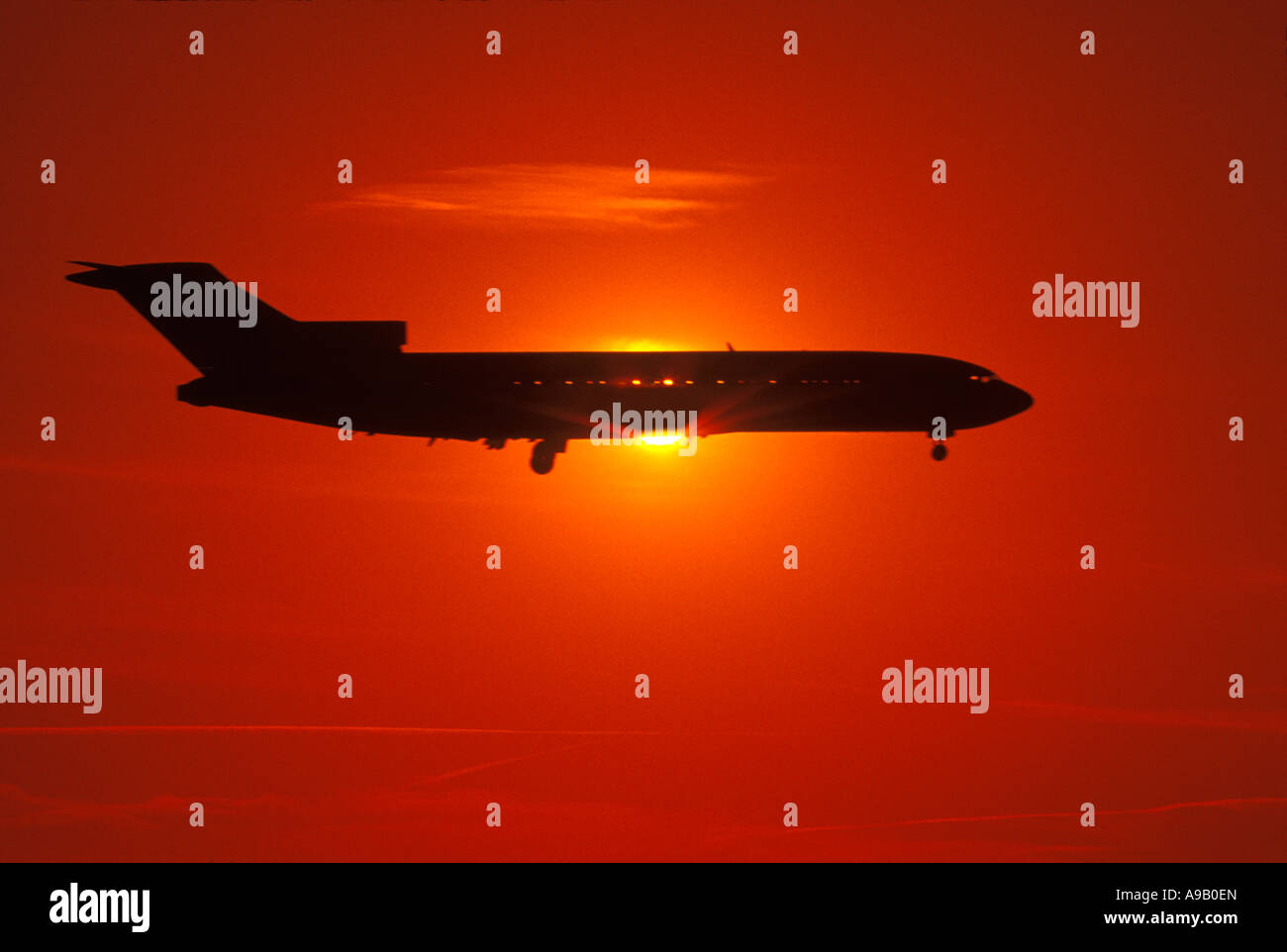 AIRBORNE COMMERCIAL PASSENGER AIRCRAFT LANDING NEWARK AIRPORT NEW ...