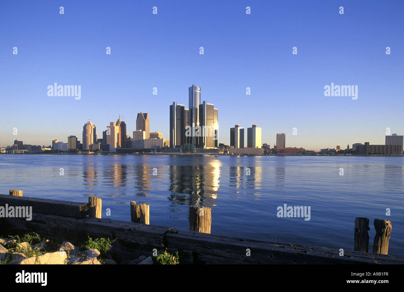 RENAISSANCE CENTER DOWNTOWN SKYLINE DETROIT RIVER DETROIT MICHIGAN USA ...