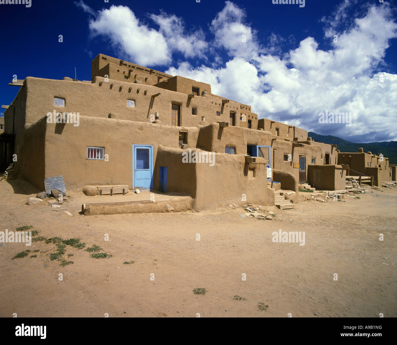Indian adobe pueblo house hi-res stock photography and images - Alamy