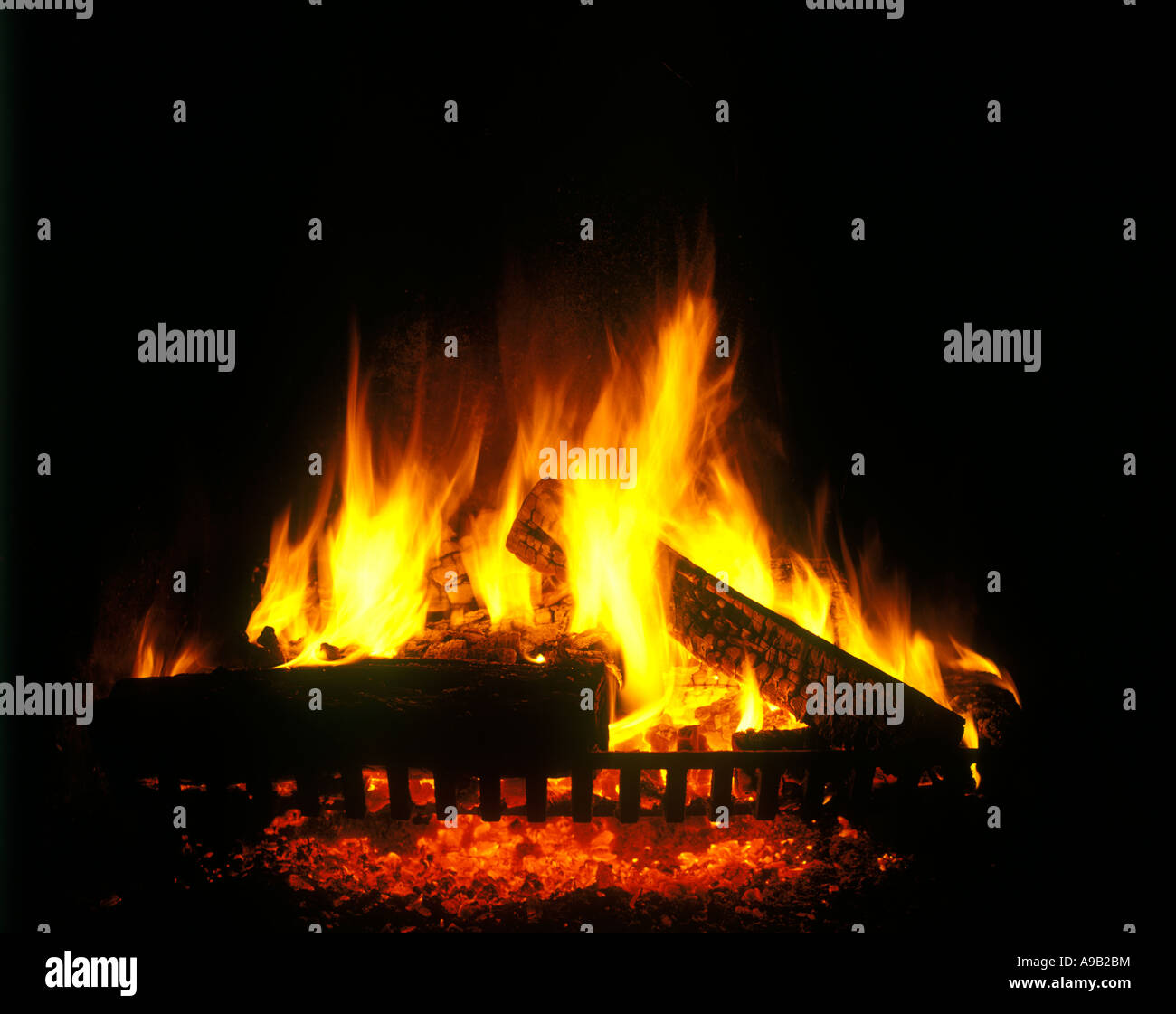 FLAMES FROM LOGS BURNING IN HOME FIREPLACE Stock Photo - Alamy