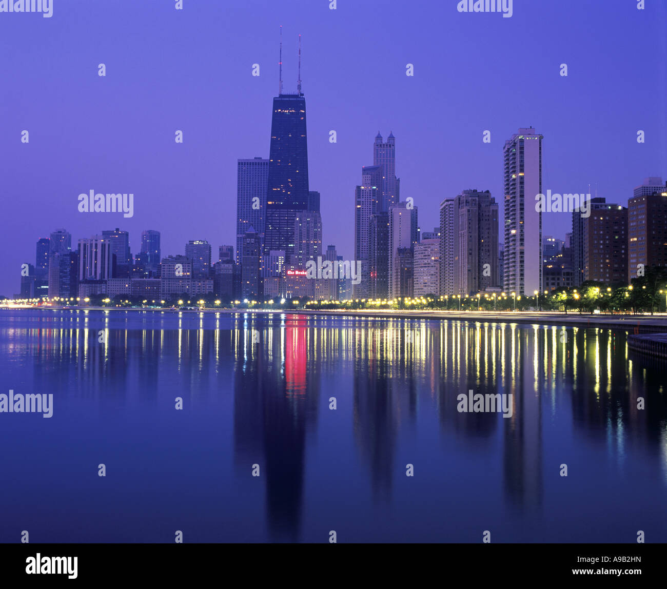 LAKESHORE BEACH AND DOWNTOWN SKYLINE LAKE MICHIGAN CHICAGO ILLINOIS USA ...