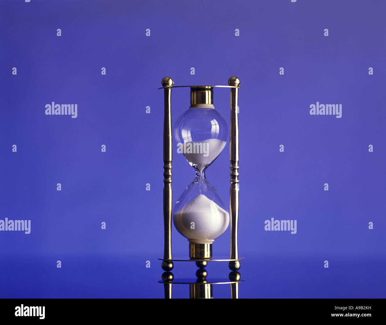 Old fashioned brass hourglass hi-res stock photography and images - Alamy
