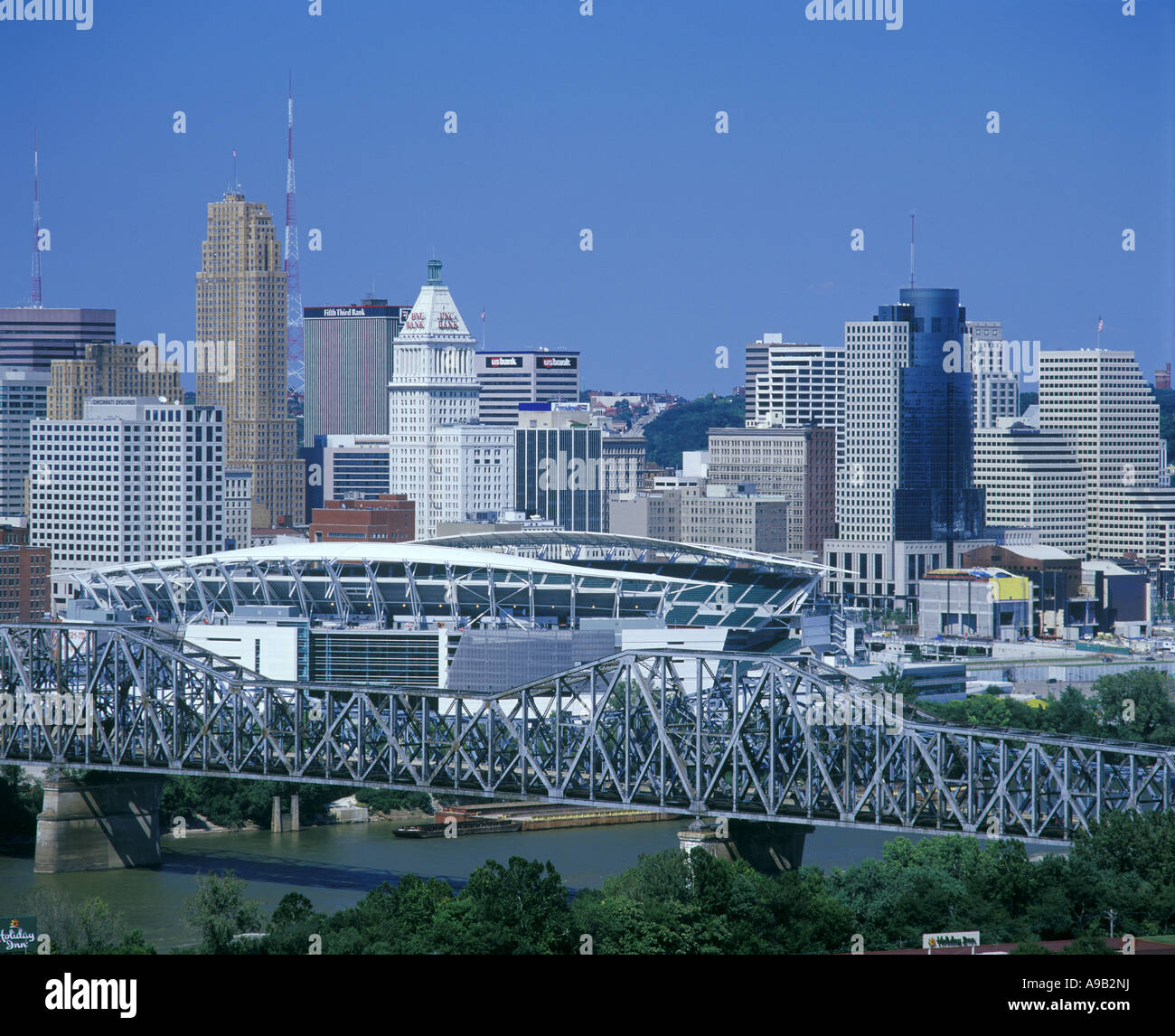 DOWNTOWN SKYLINE CINCINNATI OHIO FROM COVINGTON KENTUCKY USA Stock ...