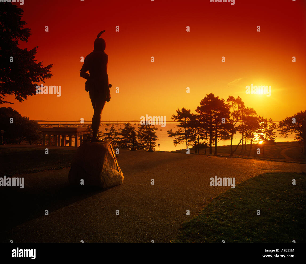 Native indian chief statue hi-res stock photography and images - Alamy